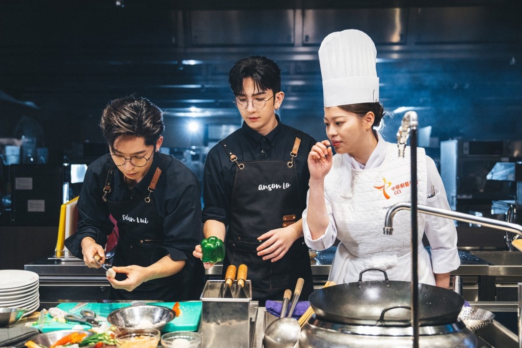 《MIRROR Chef》｜分组挑战「小炒王」菜式 Anson Lo原粒蒜头连皮落镬太地狱 陈卓贤变身大厨指导姜涛 | 星岛日报