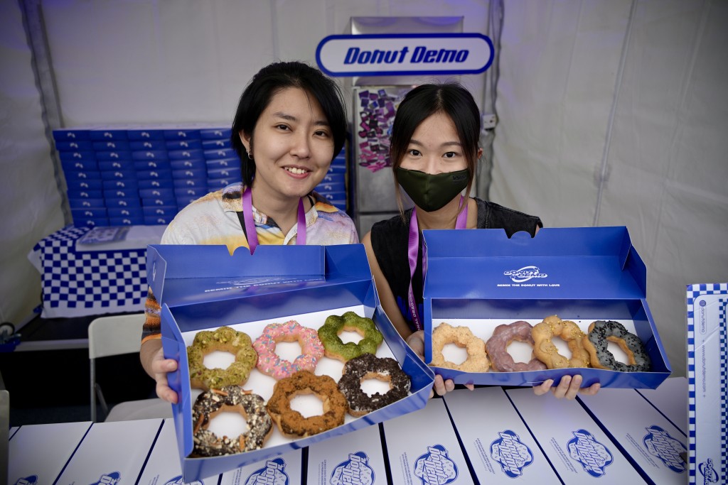 Donut Demo店主Yiyan（左）介紹鹹蛋味及豆沙煉奶的冬甩。