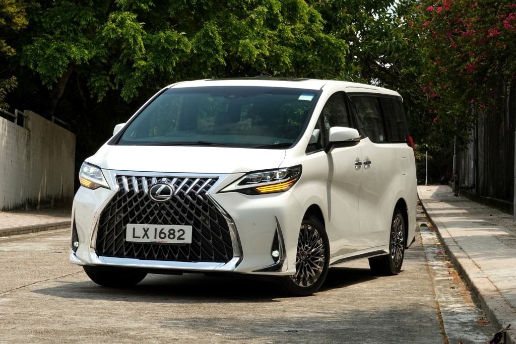 本周專題│超豪MPV對壘 電動平治EQV挑戰凌志LM 百萬元老闆車新話題