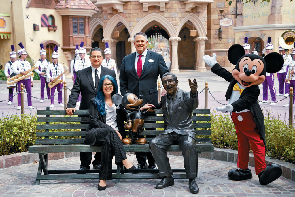 迪士尼百周年致敬華特 「創夢家」 銅像正式登場
