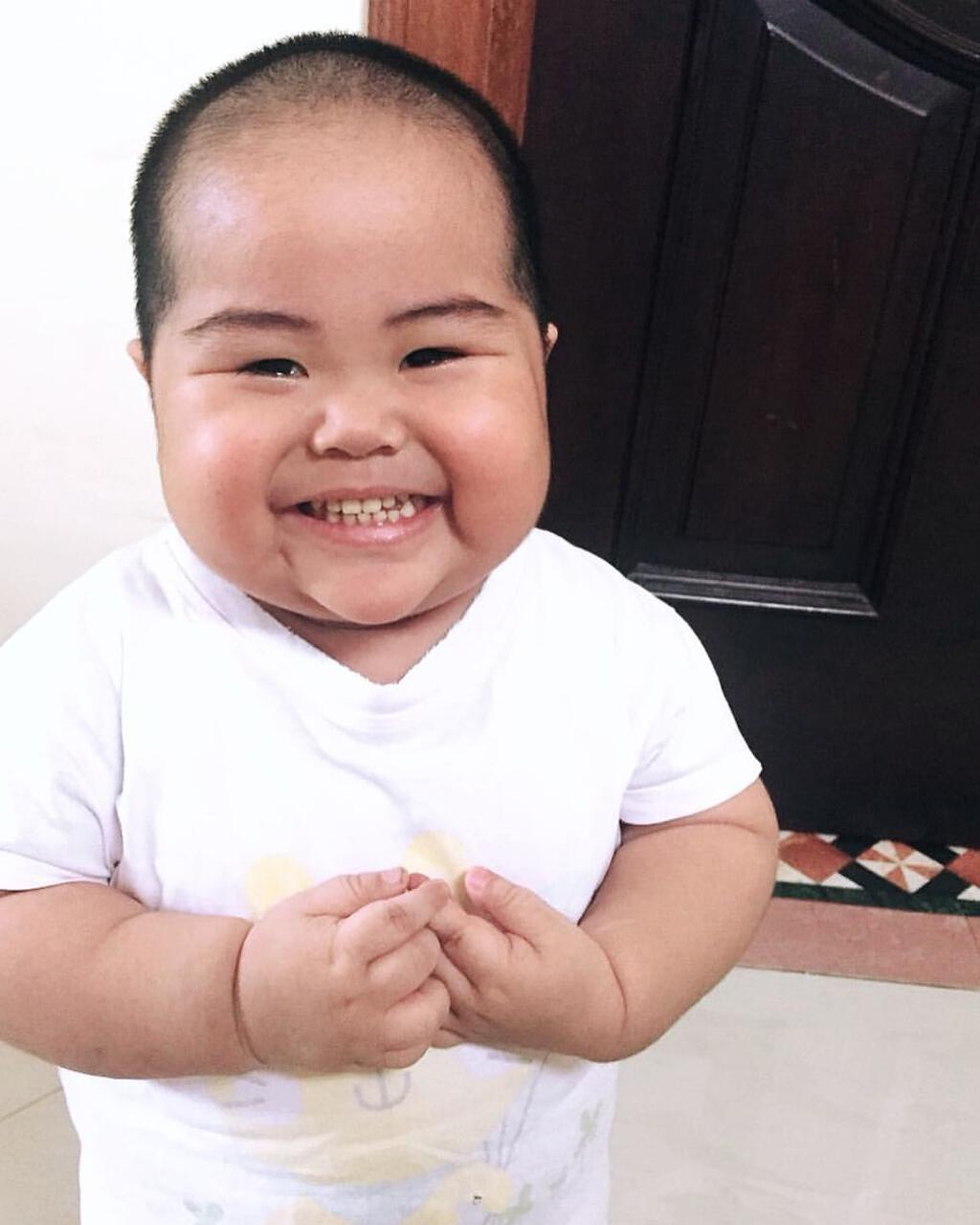 爆红Whatsapp Sticker肥仔近况曝光！9岁印尼可爱小学生Tatan IG拥逾270万粉丝！ | 星岛日报