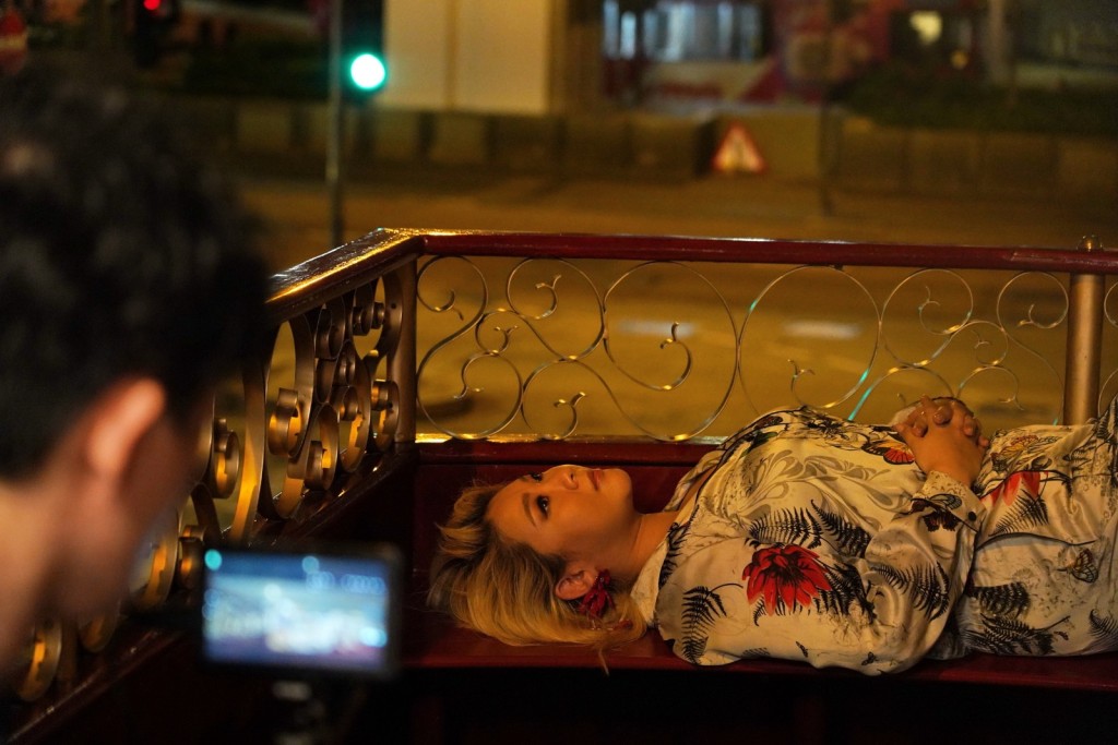 【一見如故】合拍MV遊叮叮河齊𥄫靚仔 鄭欣宜勁羨慕Serrini S形線條