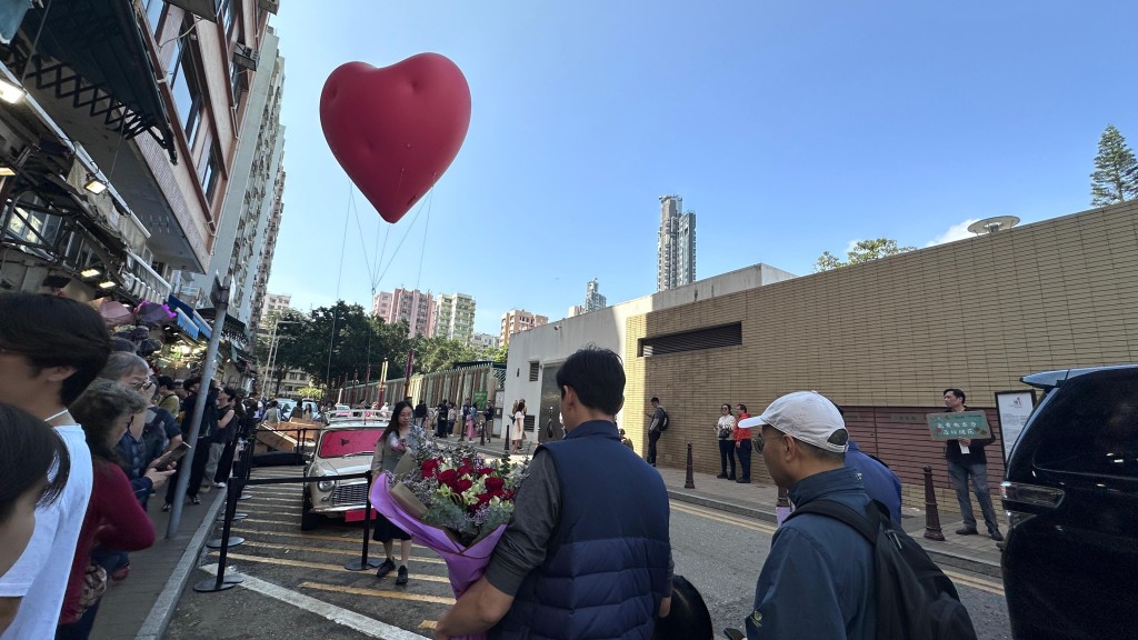 情人节｜ 花墟惊现3米Chubby Heart 买花男士及情人疯狂打卡 | 星岛日报