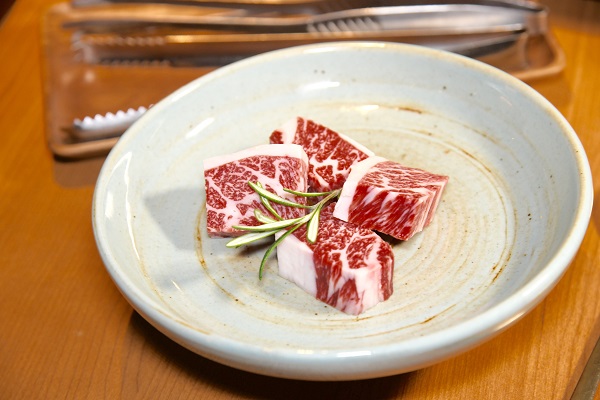 【哈韓控注意】 新韓式燒烤店Maek Jeok 結合西式扒房元素 設乾式熟成專櫃 備有多款頂級靚牛肉