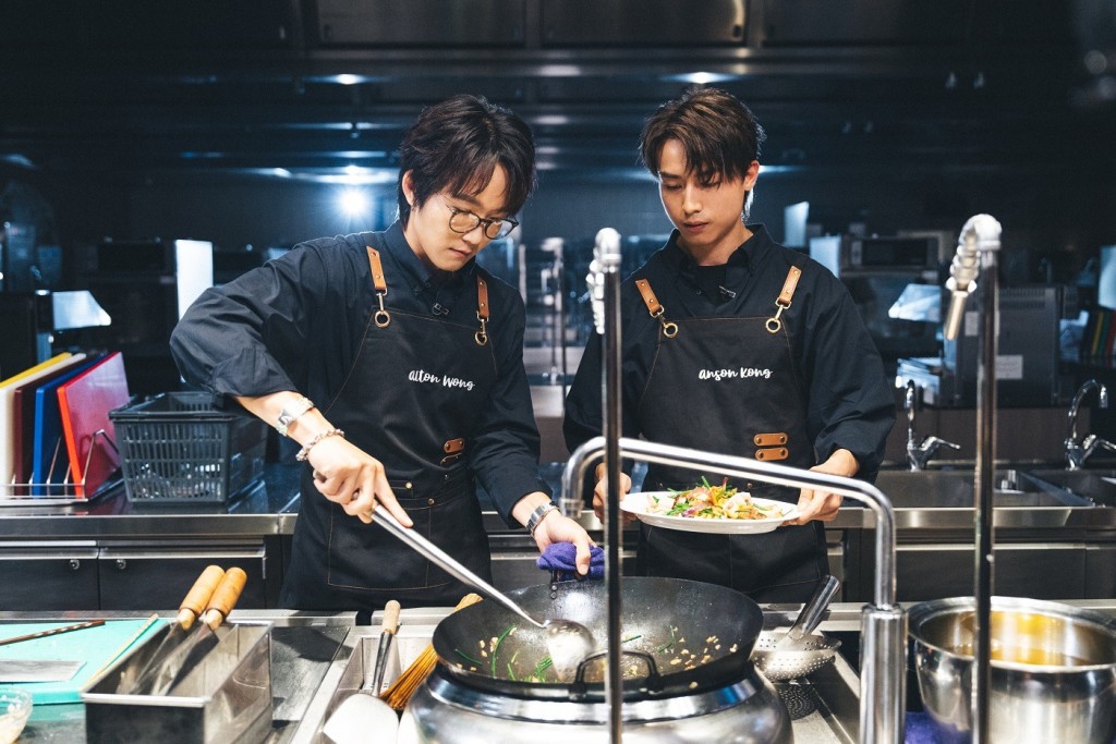《MIRROR Chef》｜分組挑戰「小炒王」菜式 Anson Lo原粒蒜頭連皮落鑊太地獄 陳卓賢變身大廚指導姜濤 | 星島日報