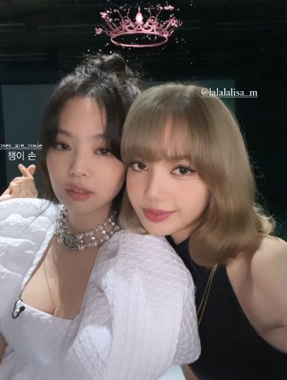 BlackPink晒合照賀5周年 Lisa露纖腰Jennie騷黑絲長腿 BlackPink晒合照賀5周年 Lisa露纖腰Jennie騷黑絲長腿