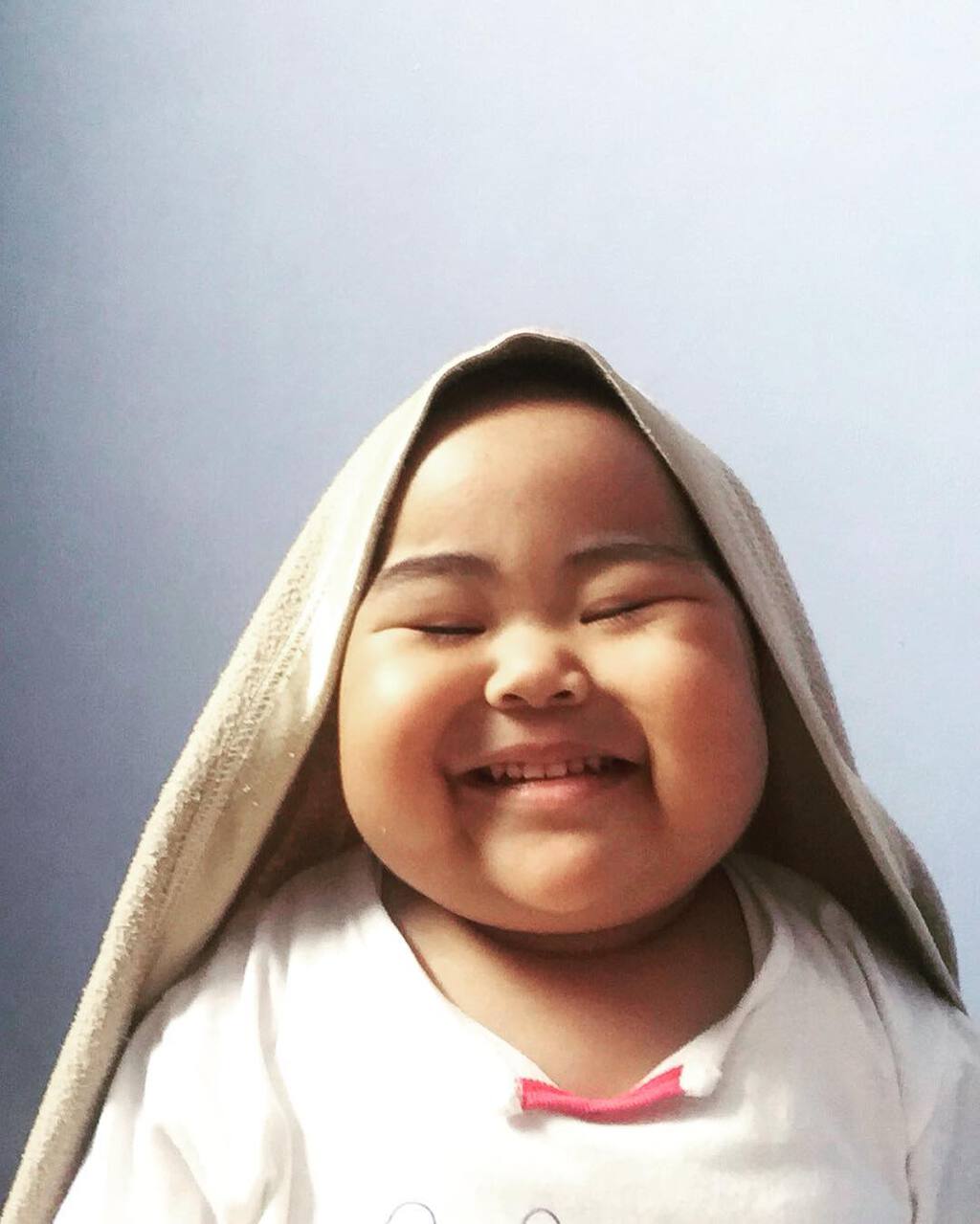 爆红Whatsapp Sticker肥仔近况曝光！9岁印尼可爱小学生Tatan IG拥逾270万粉丝！ | 星岛日报