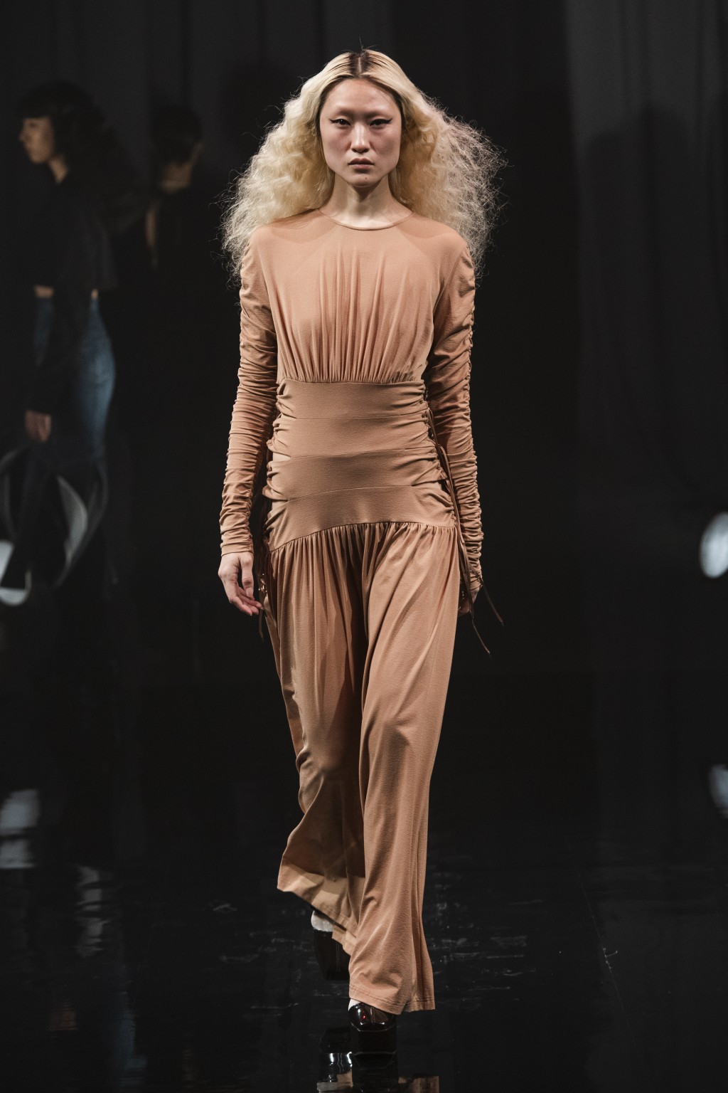 Centrestage 2023｜Emi Funayama首现Centrestage舞台 日系新风彰显古典女性美 | 星岛日报