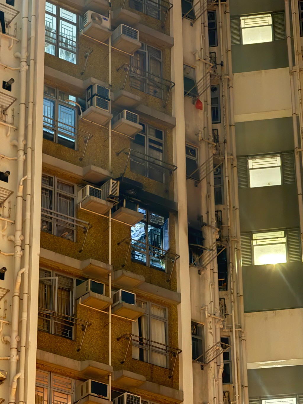 藍田邨藍蔚樓單位陷火海 消防拖喉灌救 | 多倫多 | 加拿大中文新聞網 - 加拿大星島日報 Canada Chinese News