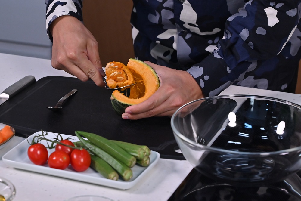 識煮食譜｜旅遊KOL Jerry.C謝利示範養生家常菜 日式烤時蔬易煮有營養 | 星島日報