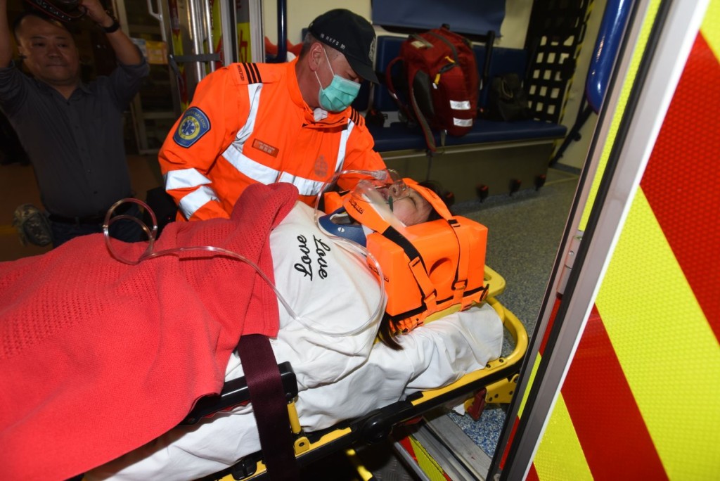 【私家車三文治】青馬橋上捱撞 本田慘夾貨車與橋壆之間2傷
