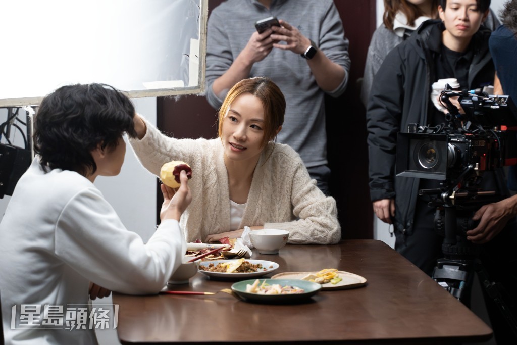 鄧麗欣邀梁仲恆任MV男主角 Stephy情感爆發喪流淚 阿炳10度低溫拍落水戲勁專業 | 星島日報