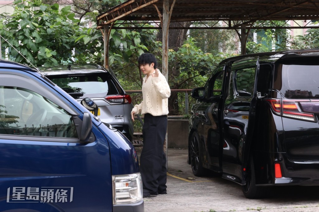 Ian獲Hellosss商台應援笑咪咪 首當音樂總監犧牲休息時間 母親節忙《Chill Club》兼陪阿媽慶祝 | 星島日報