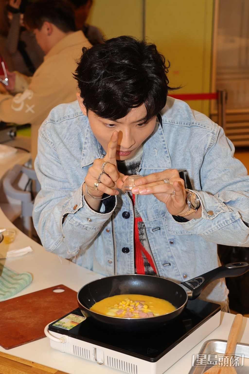 ERROR 5周年丨193口餵肥仔食爆谷阿Dee戒講排泄物 保錡想開節目《中年幾搞笑》 | 星島日報