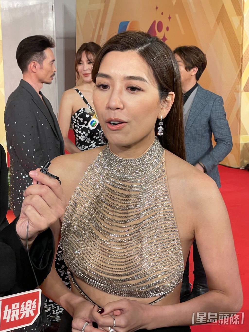 TVB台慶2023丨黃智雯閃爆鏈條上衣露腰又露背 性感上陣獲馬國明大讚好靚 | 星島日報