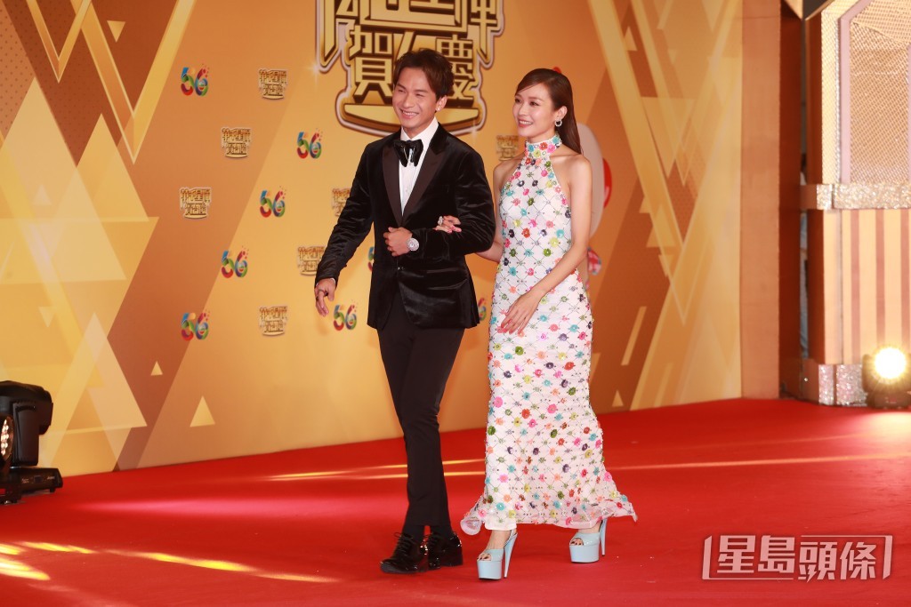 TVB台慶女星靚裙品牌逐個睇！張曦雯Versace露肩裝最高貴 陳煒江美儀撐本地設計師丨星級品味 | 星島日報