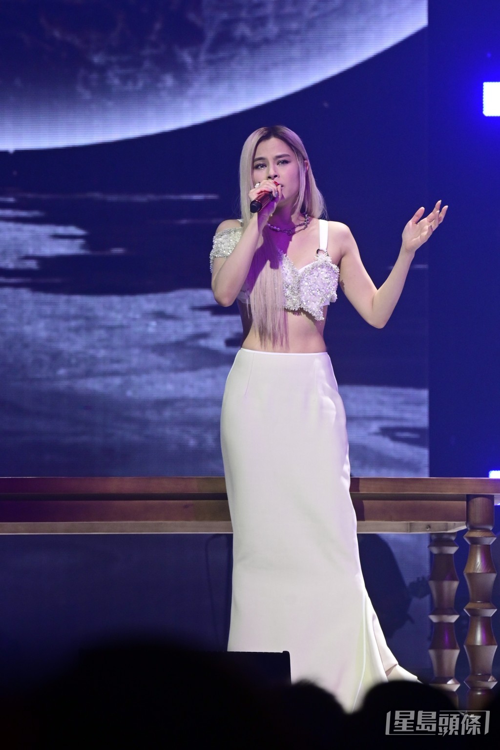 拉闊音樂會丨Gin Lee李幸倪露腰晒腹肌！與肥仔Jeremy跳火辣貼身舞 換多套性感裝展好身材 | 星島日報