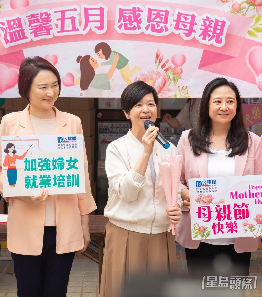 母親節︱何永賢落區親訪酒樓派環保香皂花 與市民互動邀小朋友「錫媽媽一啖」 | 星島日報