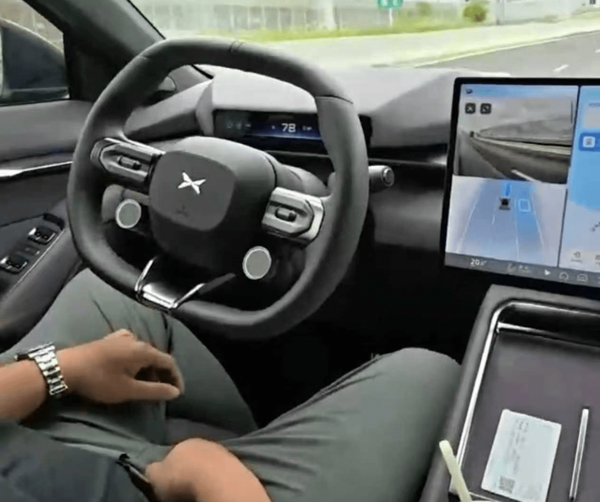 粵車南下｜內地車主小紅書炫耀「智駕」雙手離軚 運輸署：向司機發警告