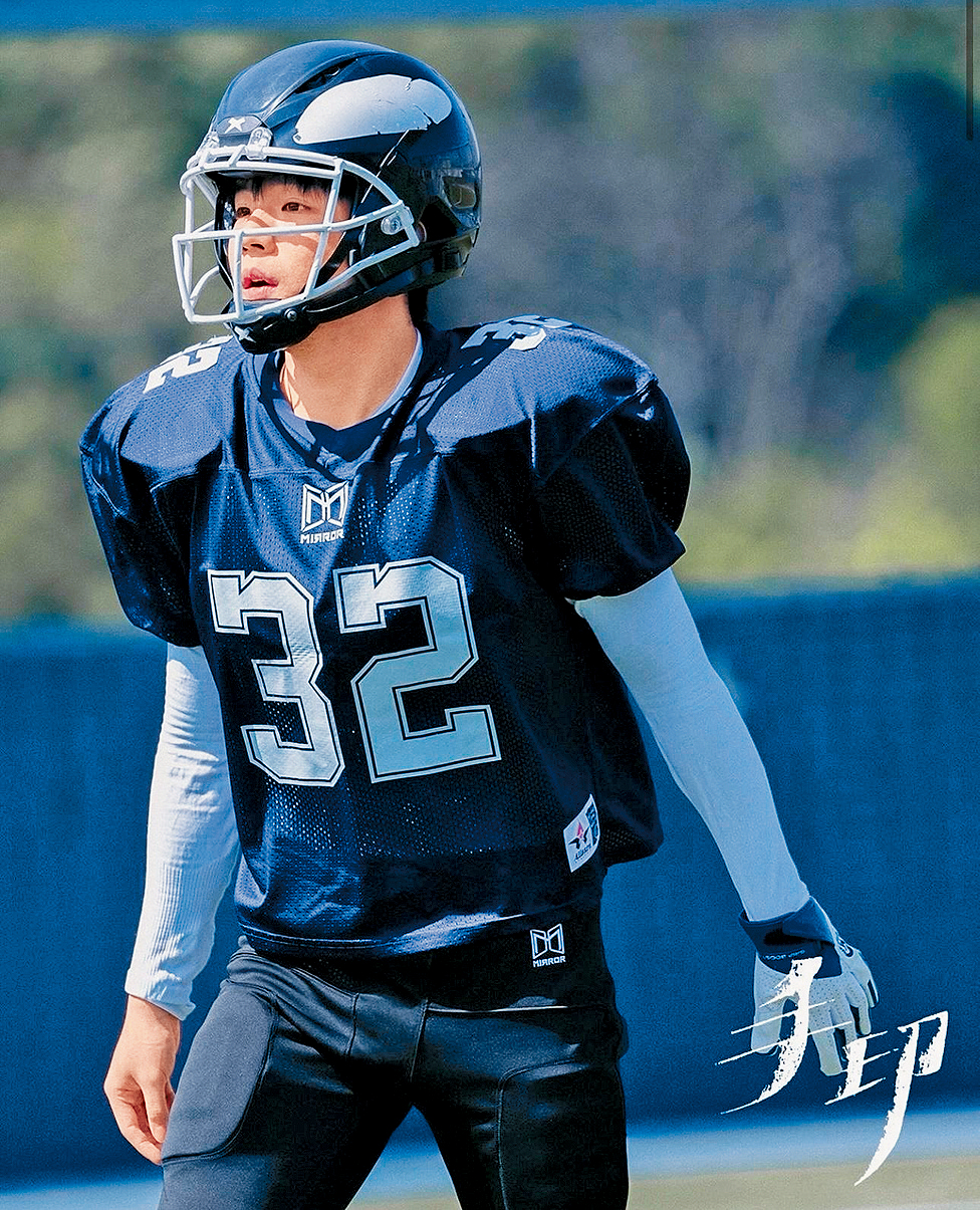 MIRROR化身美式足球員 姜濤「能見度低」瀏海成焦點