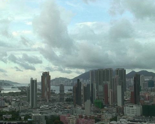 低压槽横过广东沿岸 骤雨雷暴随时杀到