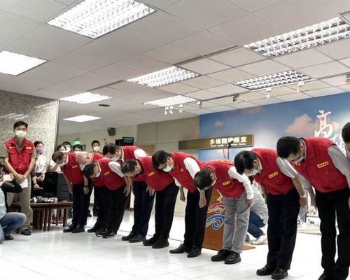 高雄大火｜市長陳其邁率領官員鞠躬道歉 將從三方面跟進善後