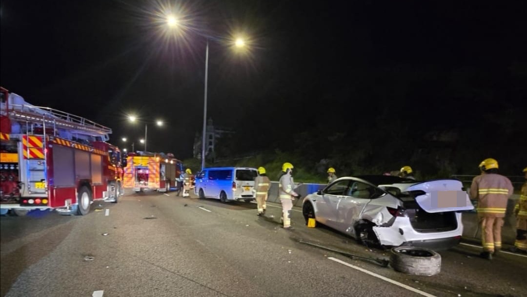 屯門公路兩私家車相撞 釀5人受傷
