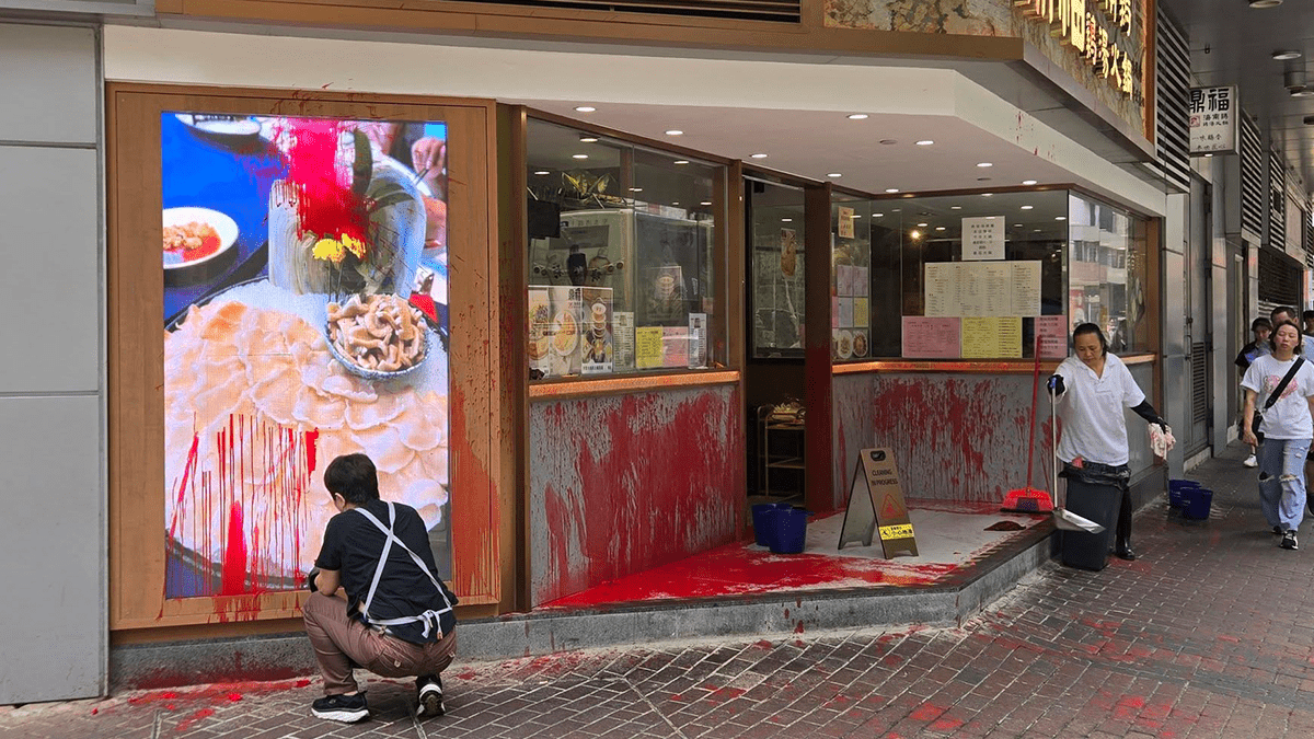 長沙灣廣場火鍋店遭淋紅油 疑與金錢糾紛有關