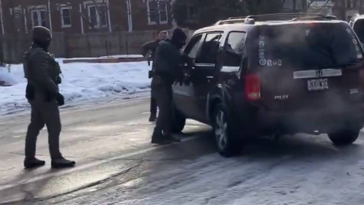 美司機拒受查圖撞ICE人員 明尼蘇達37歲女遭射殺觸發示威︱有片